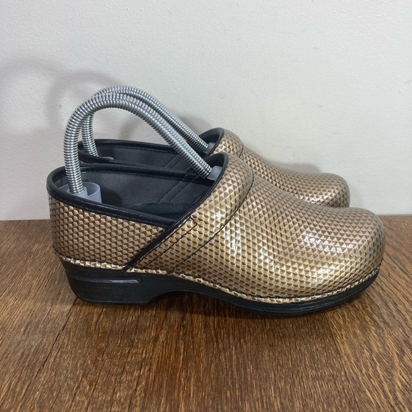 Dansko | Shoes | Dansko Xp Slip Resistant Clog Womens Size Eu 37 Us 657 ...